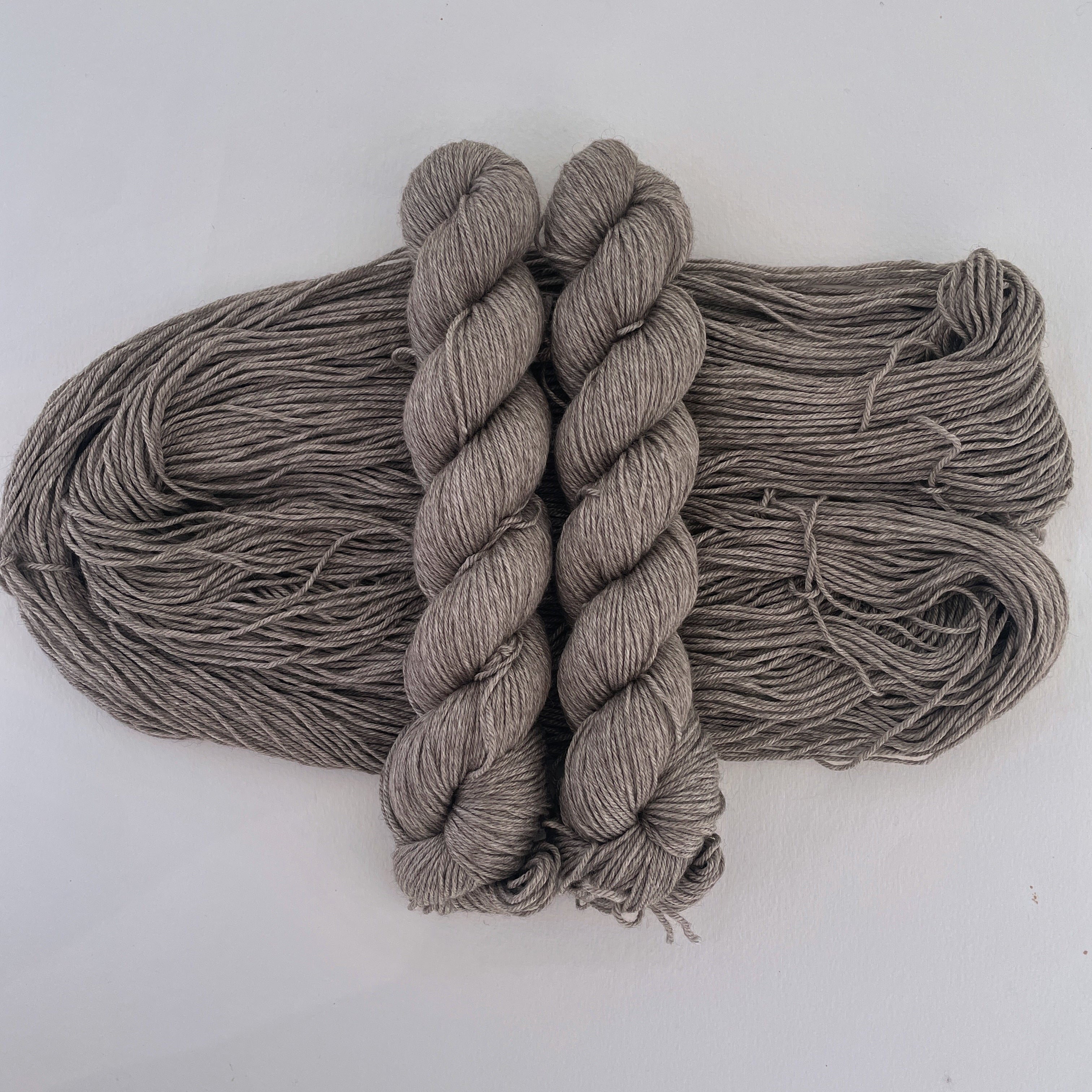 Mérinos Yack Soie DK non-teint – Le bruit des aiguilles